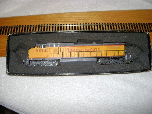 Bachmann HO 86002, Dash 8-40CW Wide Cab Diesel. Union Pacific 9372 ...