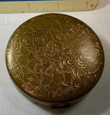 VINTAGE STUDIO GIRL COMPACT GOLD TONE W79 | eBay