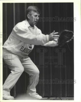 1991 Press Photo LSU Baseball Coach Dwayne Beetle Bailey Demonstrating ...
