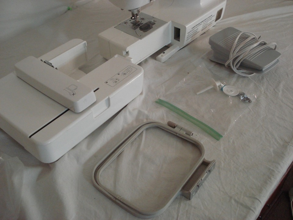 Brother SE425 Sewing & Embroidery Machine W/Pedal & Hoop Works Properly ...