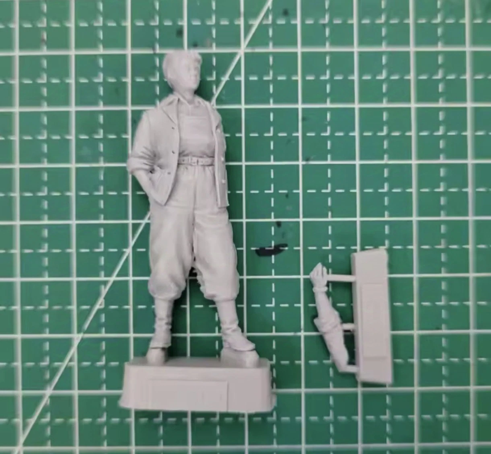 1/35 Scale Resin Figures Model Kit Female Mechanic Worker Unassembled ...