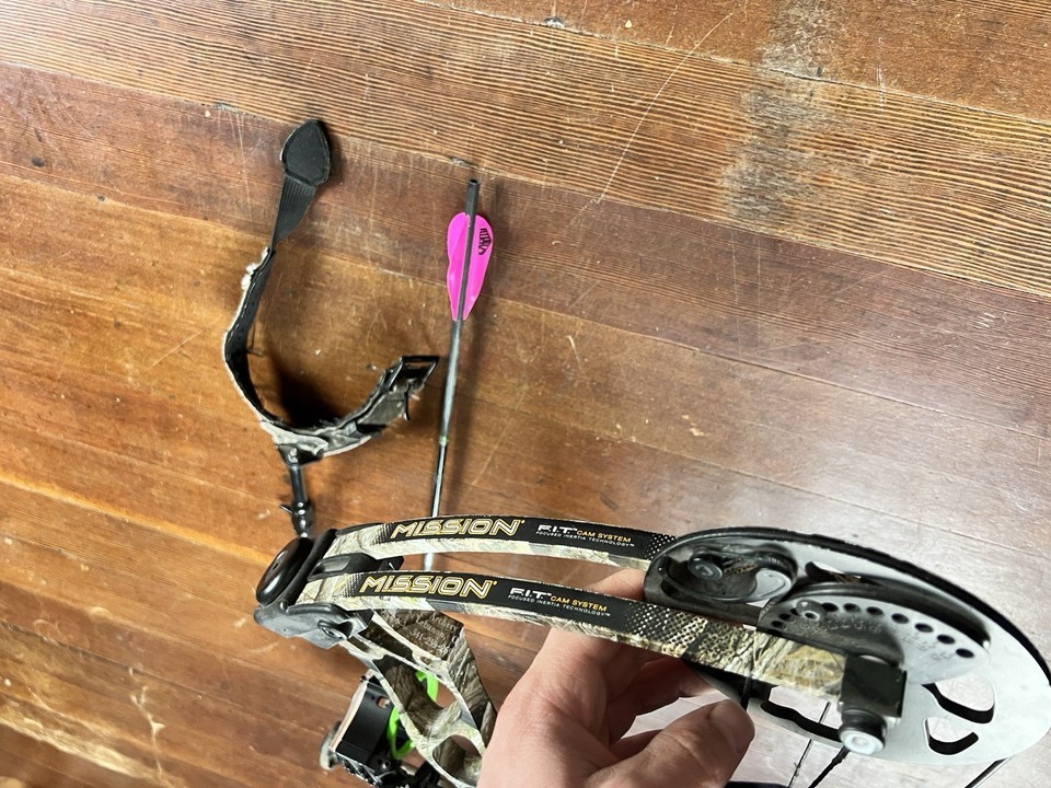 Matthew’s mission hype DT left-hand compound bow fully set up. | eBay