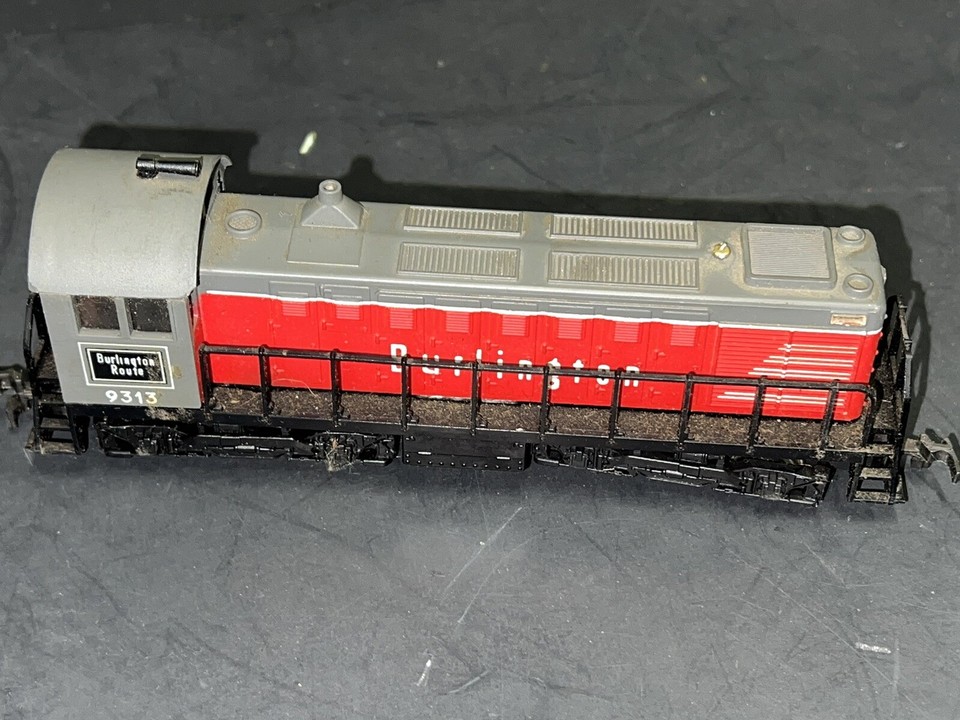 HO Scale AHM, Diesel Switcher Locomotive, Burlington, #9313 Red & Gray ...
