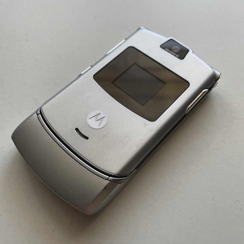 MOTOROLA Silver RAZR V3 Ultra Slim Flip Mobile Phone. BOXED (2004 ...