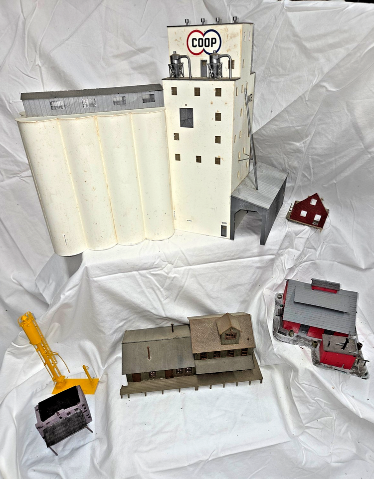 Lot of 14 HO Varied Buildings Walthers - Balsa Wood & plastic. Nice ...