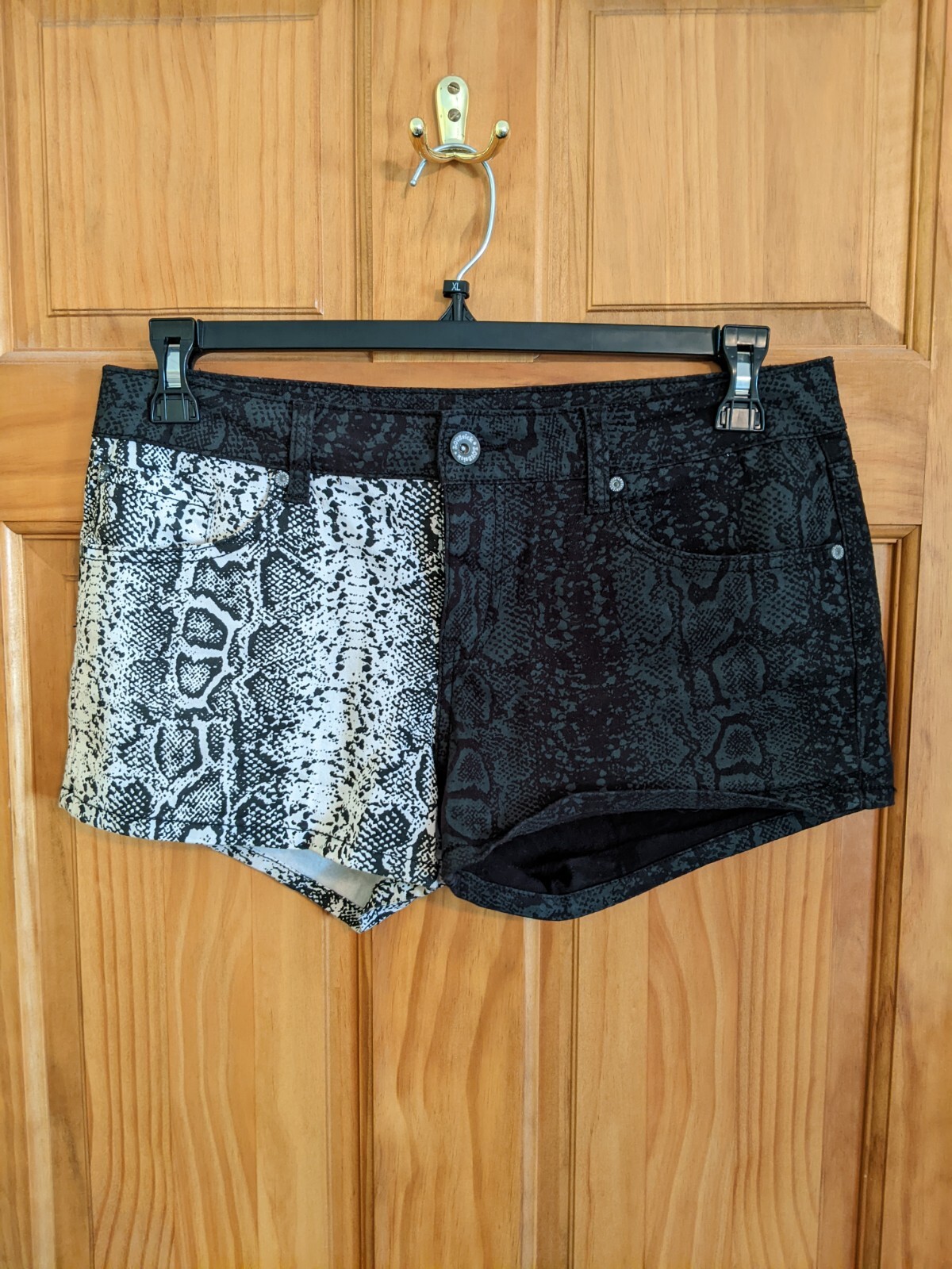 Lovesick split leg Hot Topic black and white Snake S… - Gem