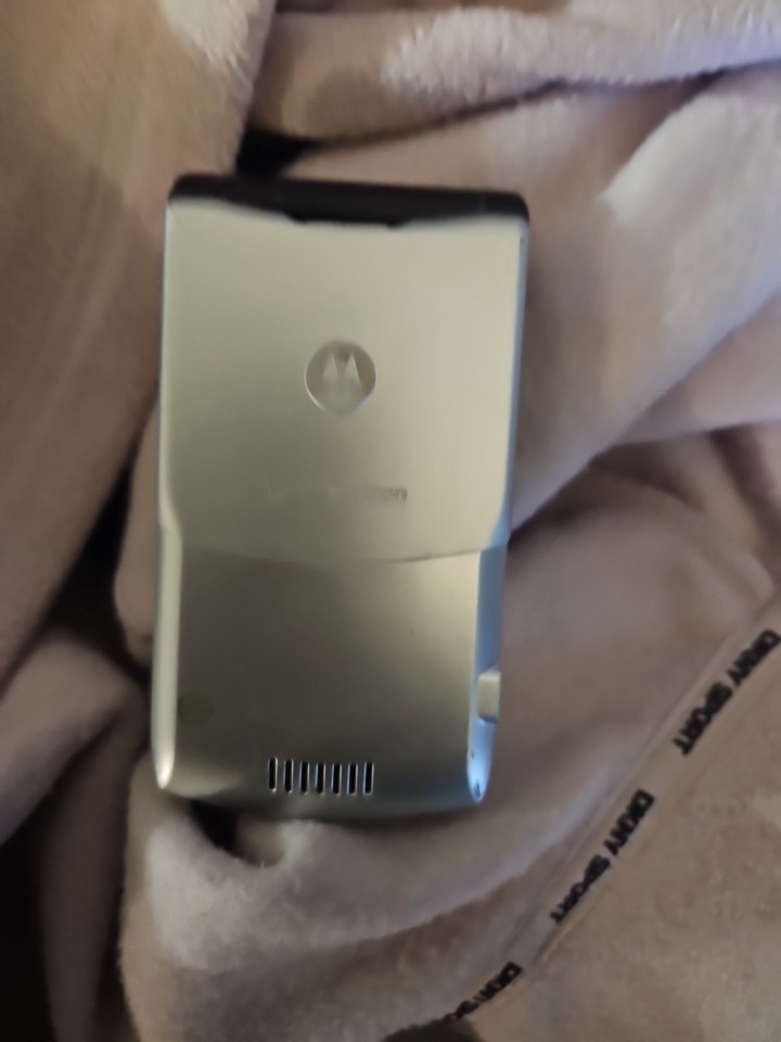 Motorola RAZR V3m Silver Flip Phone | eBay