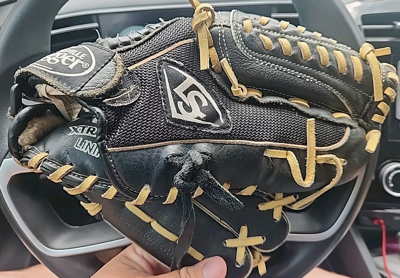 Louisville Slugger Helix Series HXBK5D 11.5” Right Handed Thrower ...