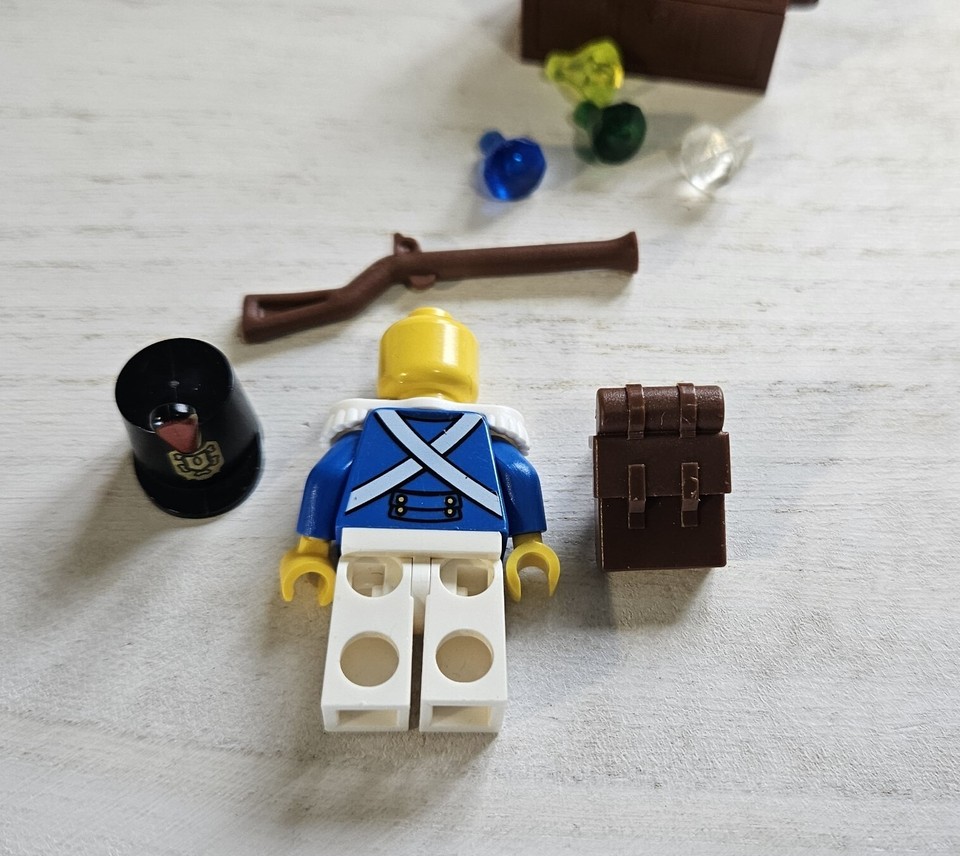 LEGO Bluecoat Imperial Soldier Minifigure w/Treasure Chest +Jewels ...