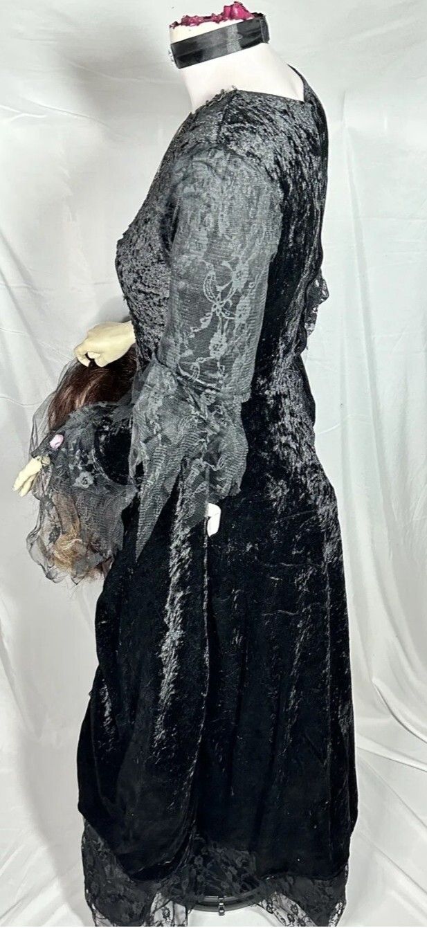 HTF Spirit Halloween LIFE SIZE Beheaded Gothic Bride 5' Animatronic RETIRED 2008 | eBay