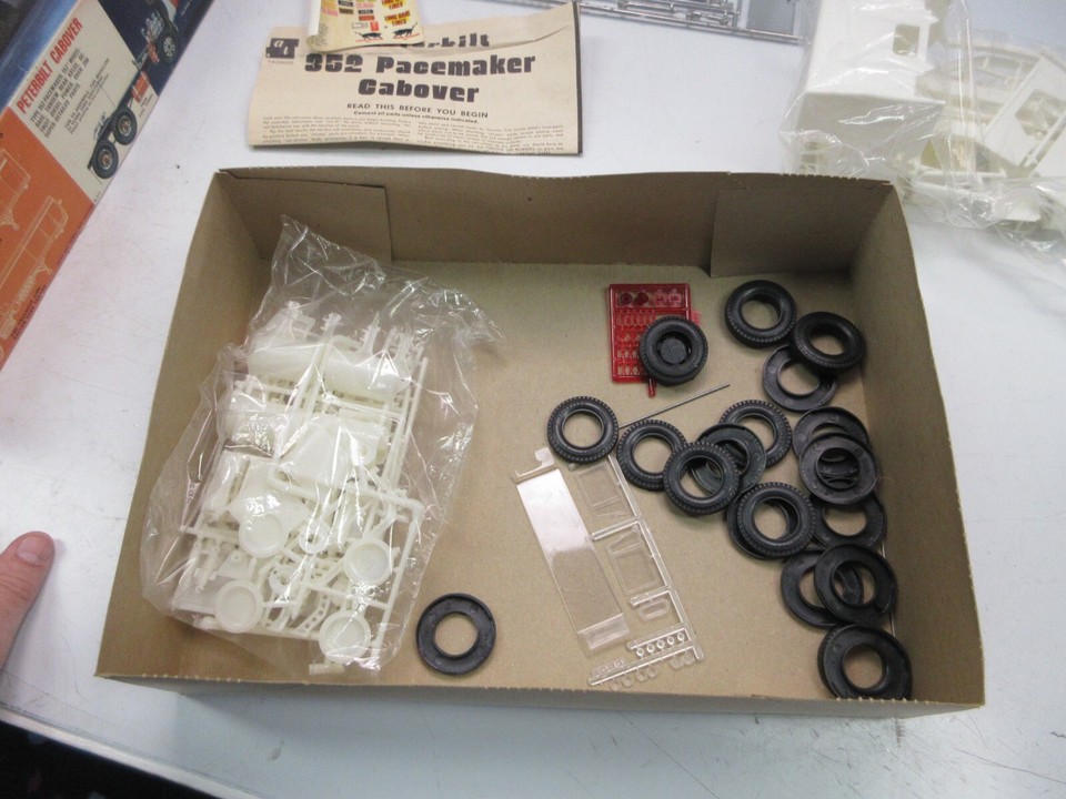 AMT Peterbuilt Cabover Pacemaker 352 Tractor Vintage Model Kit 1:25 ...