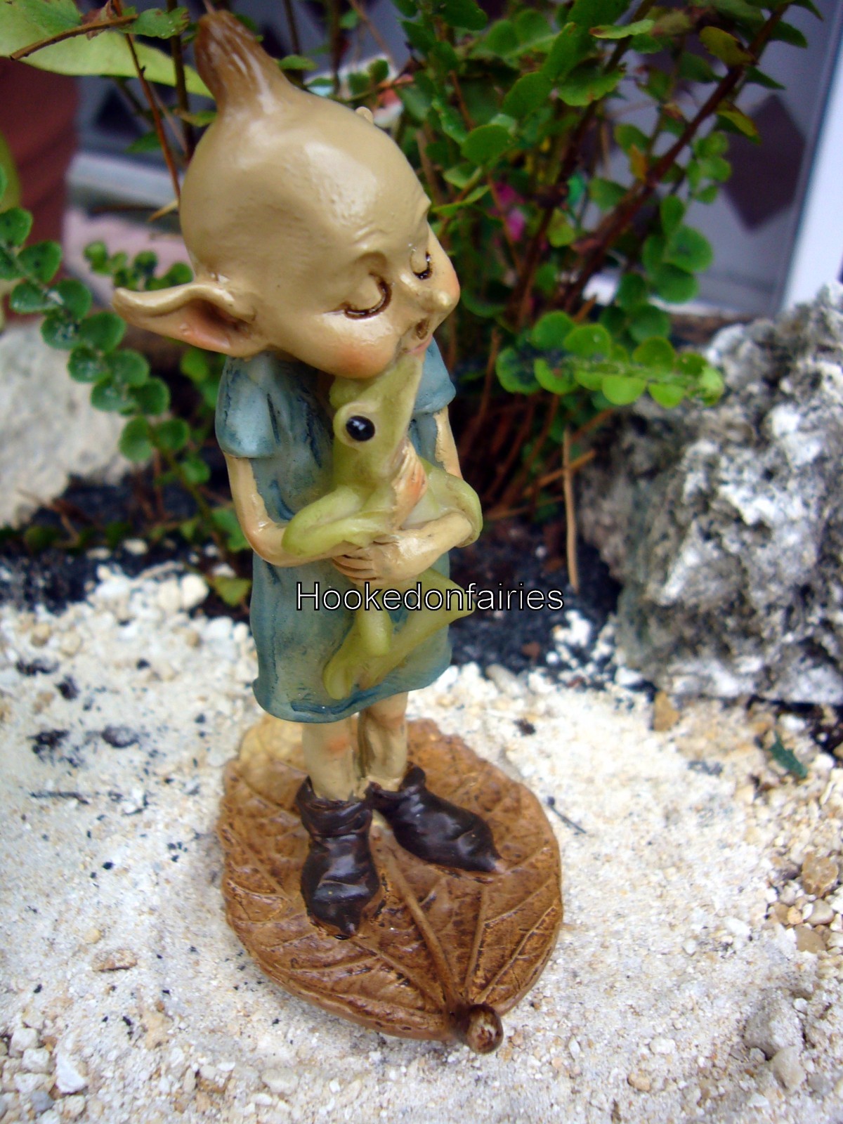 Miniature Garden Pixie Hugging Frog TO 4320 Fairy Gnome Hobbit Garden ...