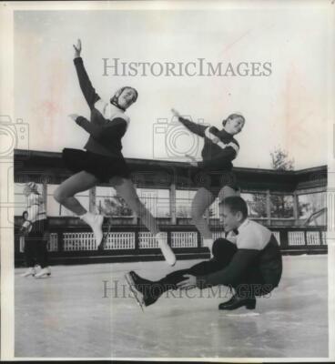 1959 Press Photo A family of skaters; Bruce, Nancy and Carol Heiss ...