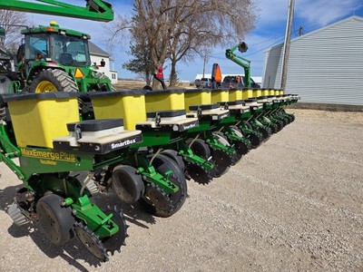 2003 John Deere 1760 12-Row Planter 2,000 Acres VDrive Delta Force ...