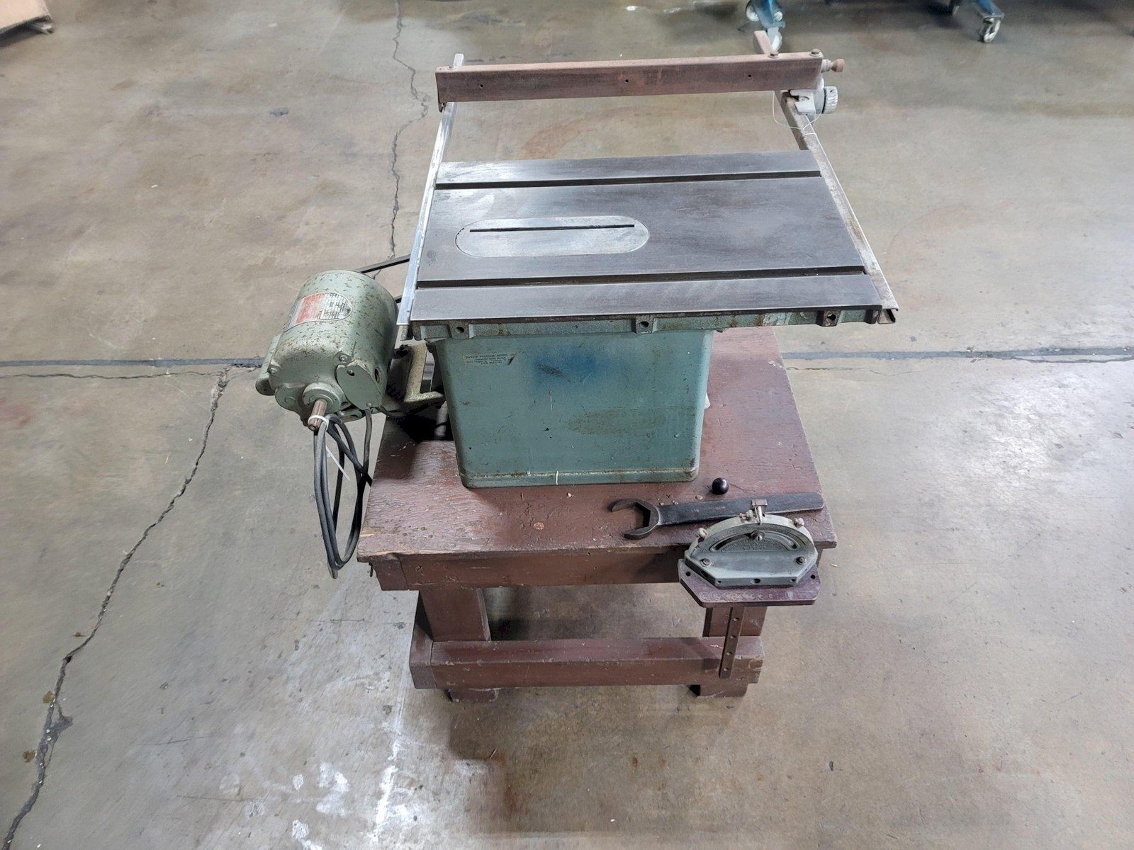 10" Delta Rockwell Table Saw, Model 34-600, Miter Gauge, 3/4 HP Motor ...