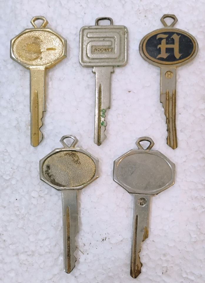 20+ Vintage Used Auto Keys Esso-Packard-Studebaker-Hudson-Fiat- 1950's ...