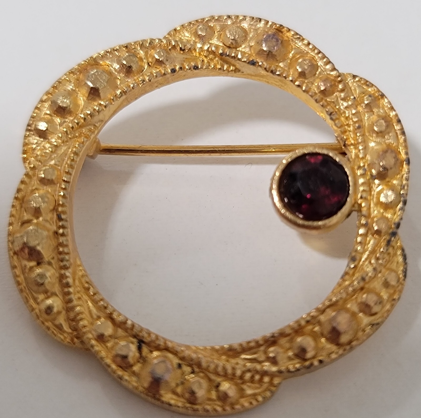 Vintage circle gold tone Brooch Estate - Gem