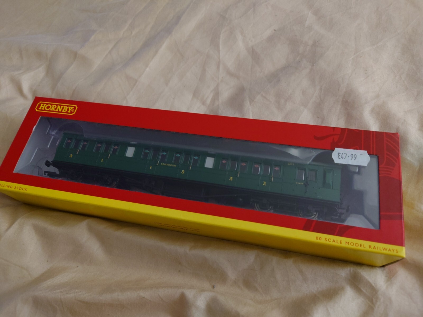 Hornby R4794 SR 58 Maunsell Rebuilt Ex LSWR 48 Six Compartment Brake hornby-r4794-sr-58-maunsell-rebuilt-ex-lswr-48-six-compartment-brake