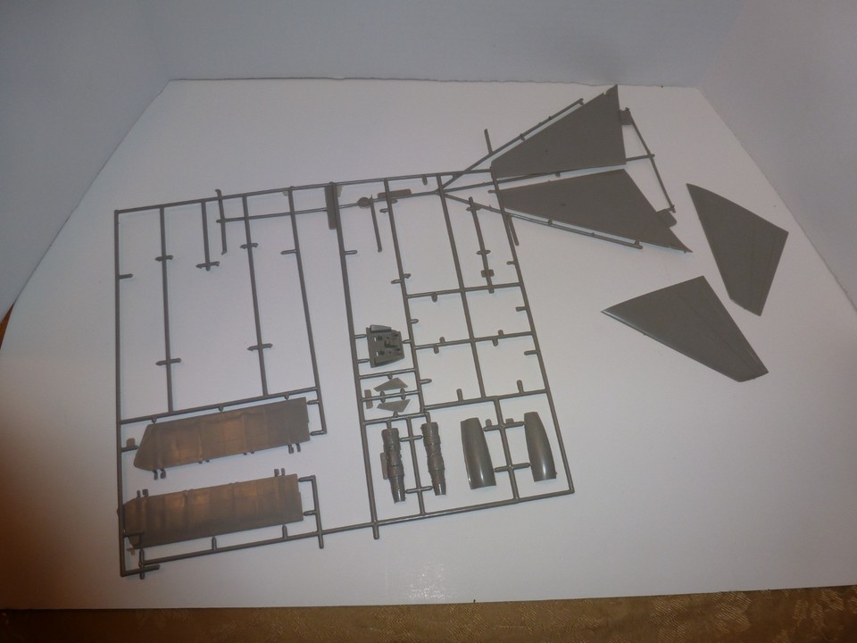 MONOGRAM 1/72 B-52 STRATAFORTRESS PARTS NO BOX , DECALS OR INSTRUCTIONS ...