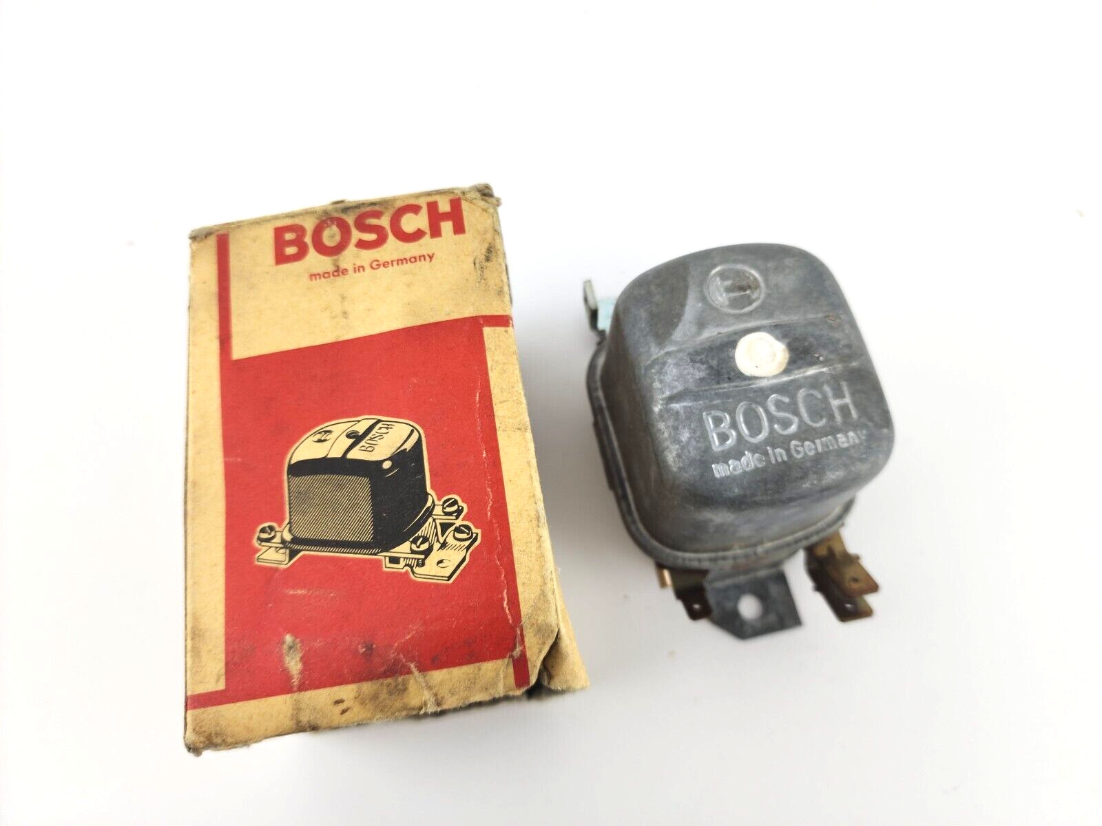 NOS Bosch Voltage Regulator Porsche 912 1965-1969 14V 30A 30019 0190350068