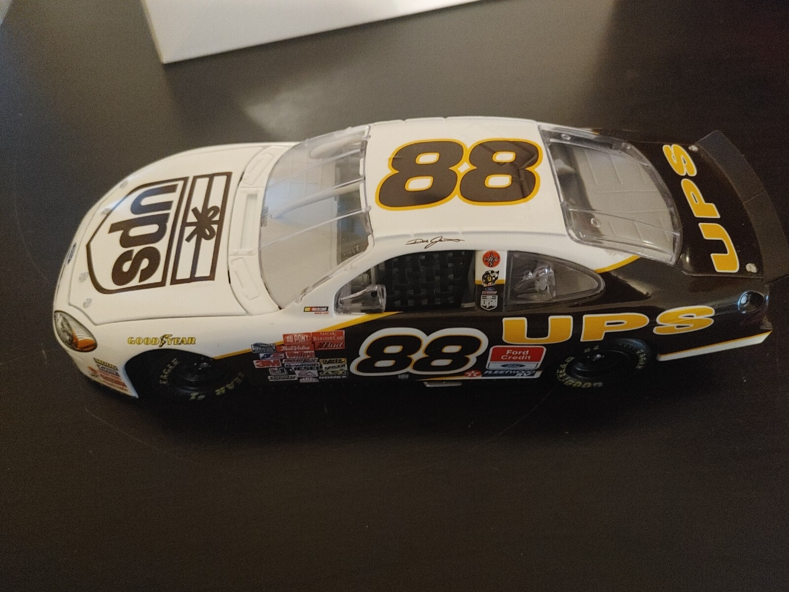 2001 Dale Jarrett #88 UPS NASCAR ACTION RACING 1:24 SCALE LIMTED ...