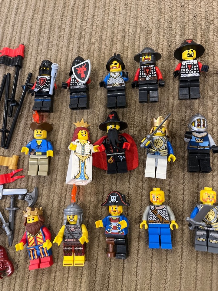 Huge Lego Castle Knights Lot Minifigures, horses and Parts and weapons ...