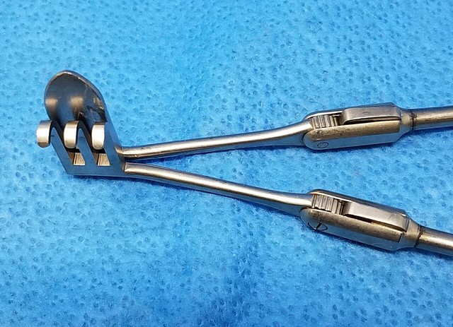 Xomed 1352247 J. House Strip Retractor 3 Prong Right 7 Pin Blade Left ...