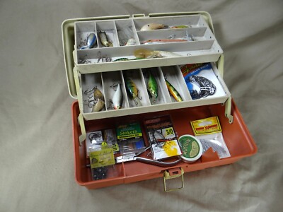 Vintage Fishing TACKLE BOX with 18 Lures and Fishing Gear | eBay