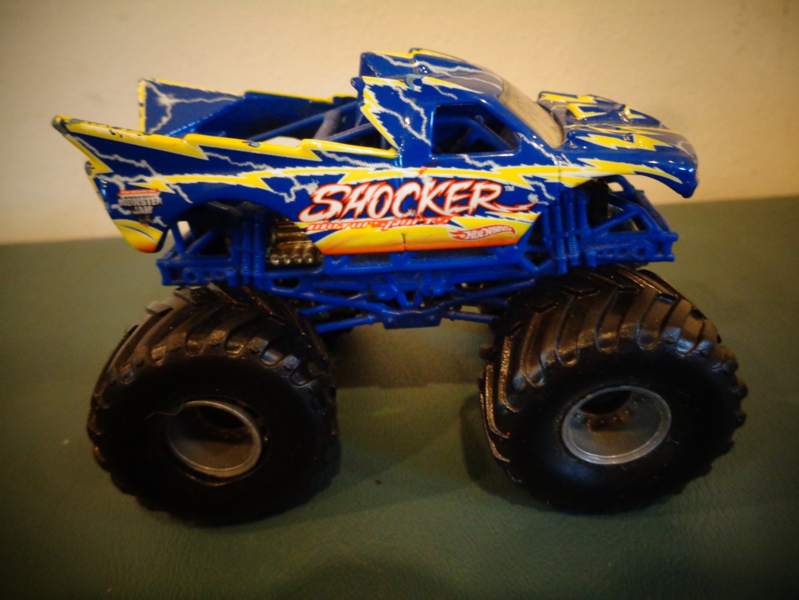 HOT WHEELS MONSTER JAM SHOCKER TRUCK METAL BASE SMALL HUBS 1:64 | eBay
