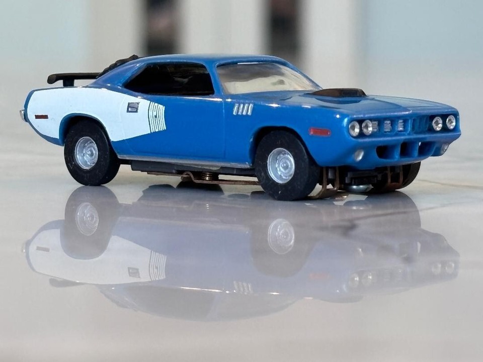 HO Detroit - 71 HEMI 'cuda - TRUE BLUE METALLIC - WHITE BILLBOARD ...