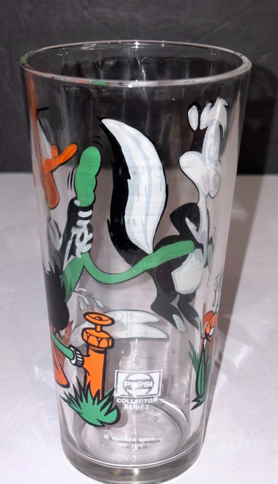 1976 Pepsi Collector Glass Warner Bros Pepe Le Pew Daffy Duck Drinking ...