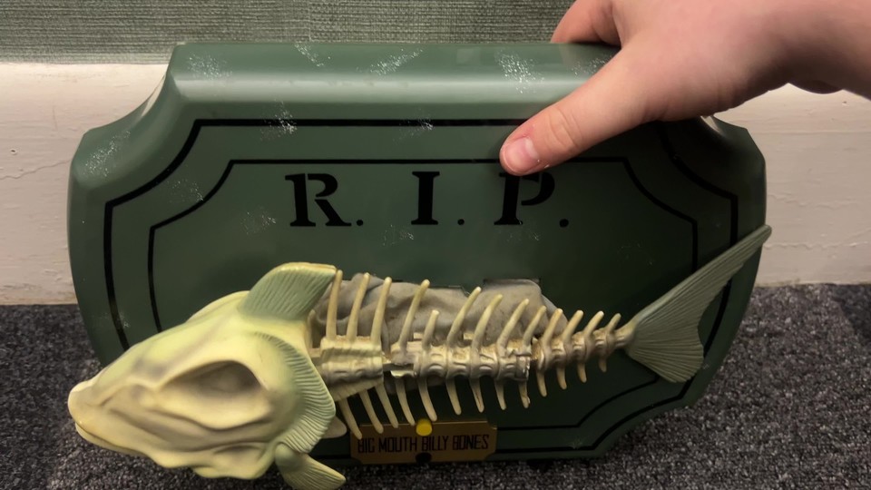 Gemmy Big Mouth Billy Bones Halloween Singing Fish like Billy Bass READ ...