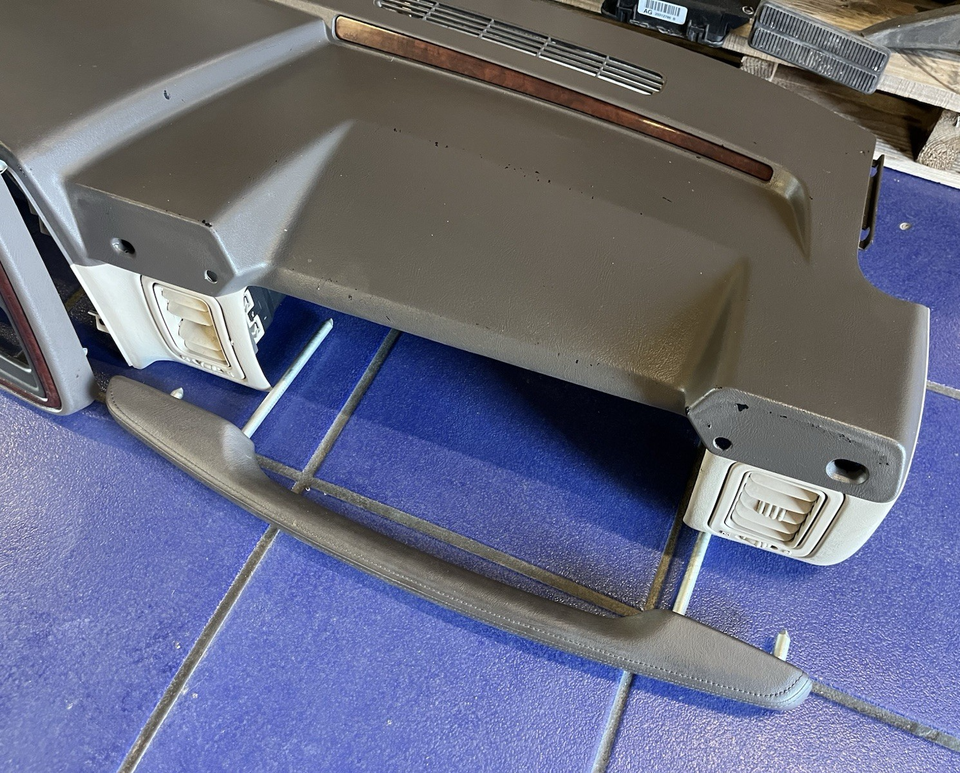 02-06 Oem Cadillac Escalade Upper Dash Pad Neutral Radio bezel 2002 ...