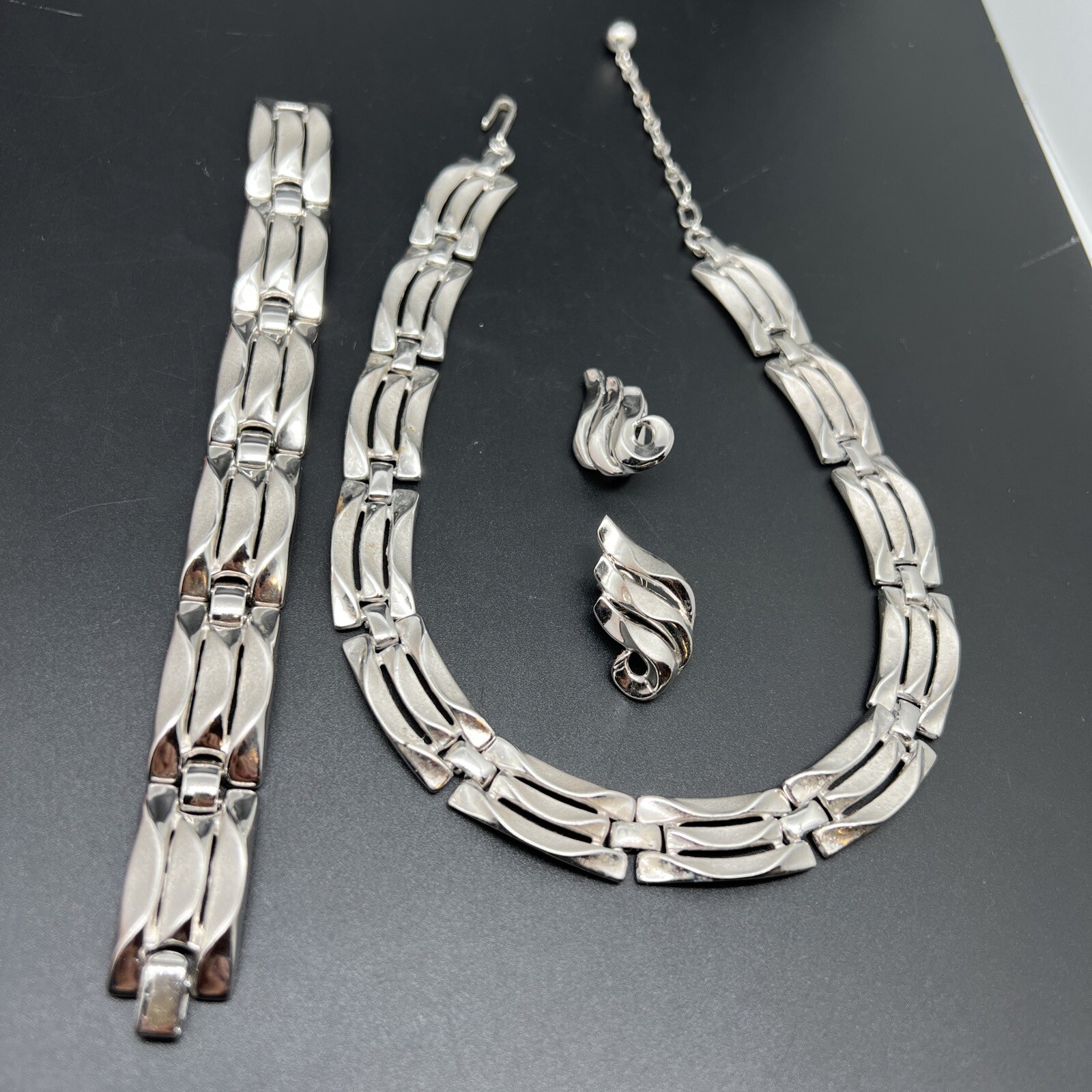 1955 CROWN TRIFARI POLISHED RHODIUM 'GOLDEN GATE' NEC… - Gem