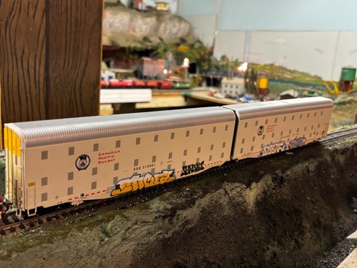 Two HO Athearn CP 2 auto racks w/ nice Graffia W/ kd, NO STEPS or ...