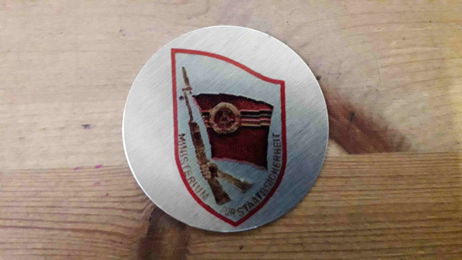 DDR:MfS:Emblem auf Aluminium, silberfarben 50 mm,selbstklebend 1 Stück ...
