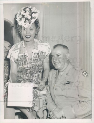 1945 Press Photo Stylish Filipino Dancer Fely Franquelli Husband Col H ...
