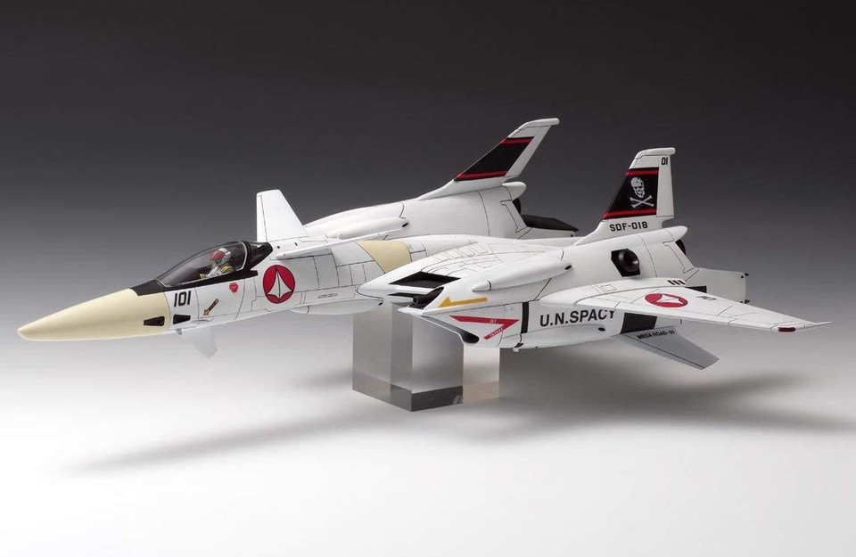 wave 1/72 MACROSS VF-4 Lightning III VALKYRIE Deluxe version Model kit ...