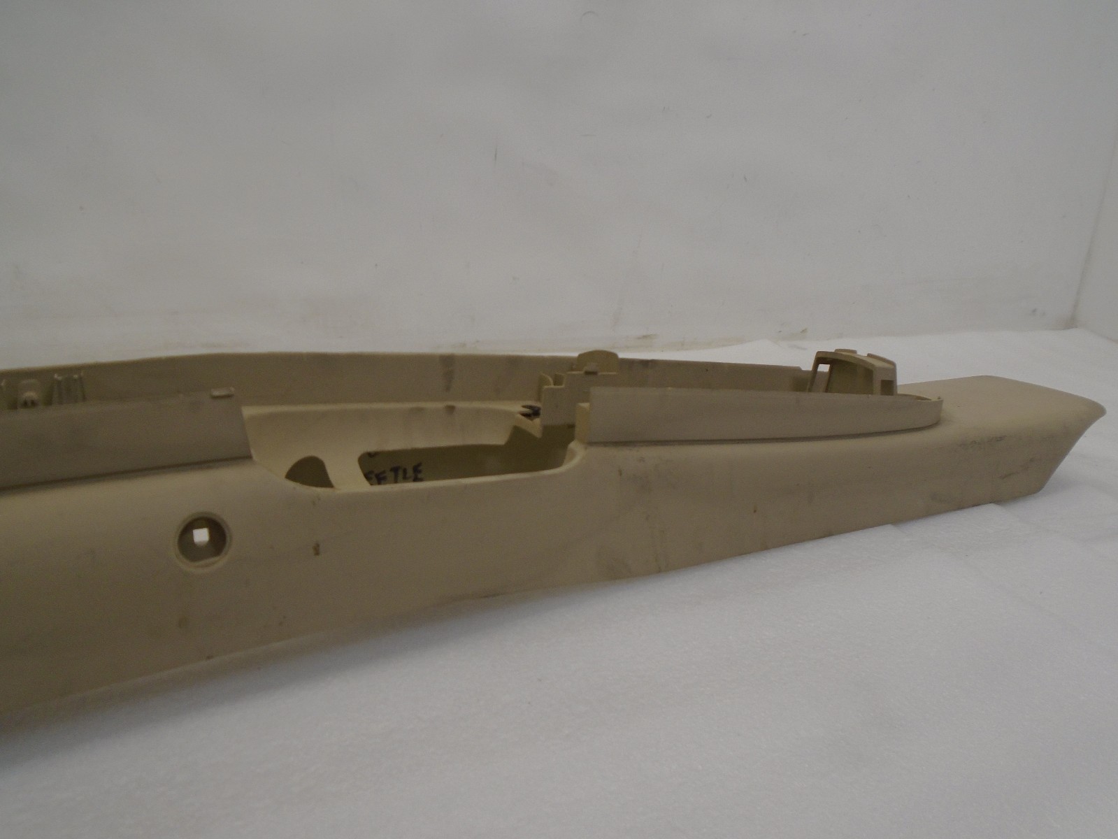 DK80681 2000-2001 VOLKSWAGEN BEETLE CENTER CONSOLE BODY FRAME ...