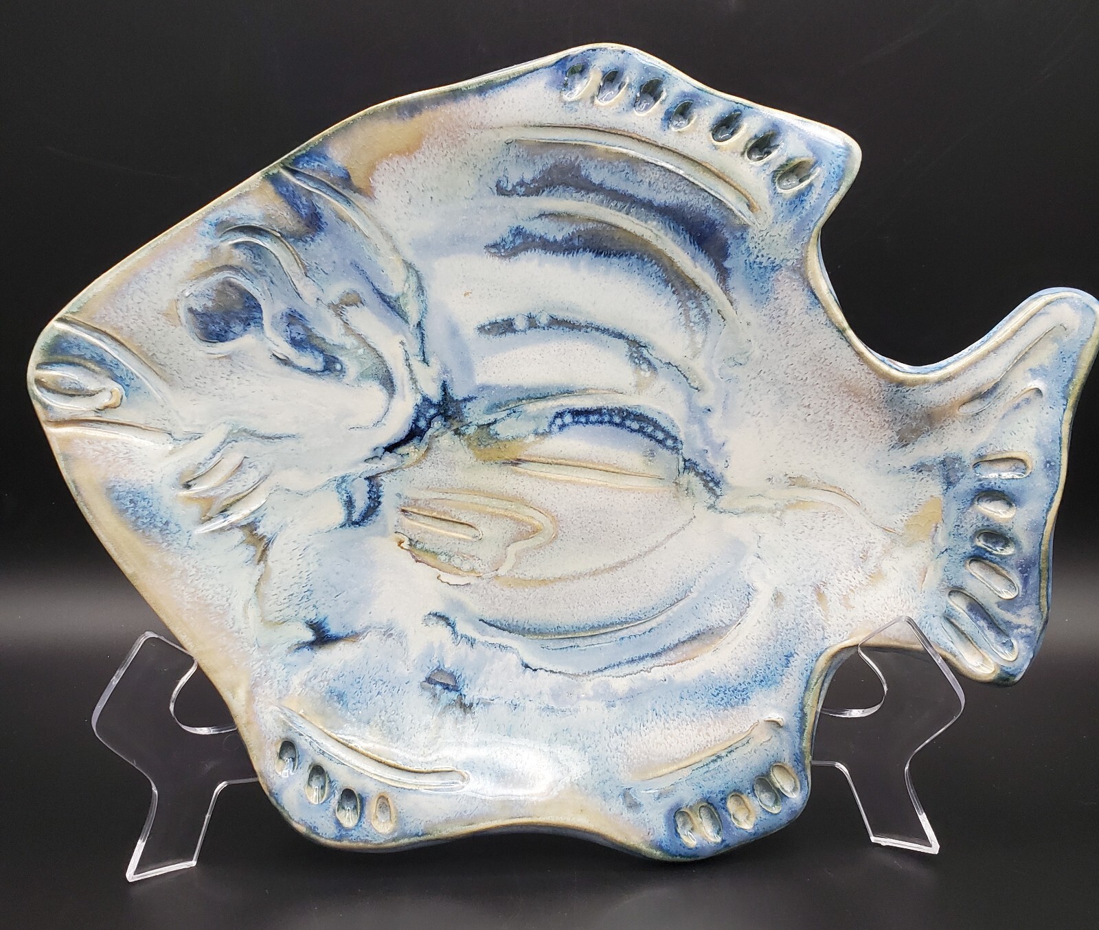 BLUE/WHITE SIGNED ART POTTERY TROPICAL FISH SERVING PLATE or DISPLAY | eBay