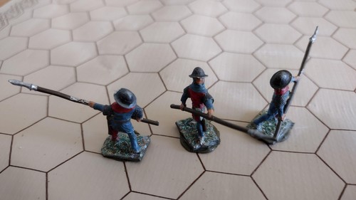 Dungeons & Dragons/Lot of 62 Painted Metal/Plastic Miniatures DND + Mat ...