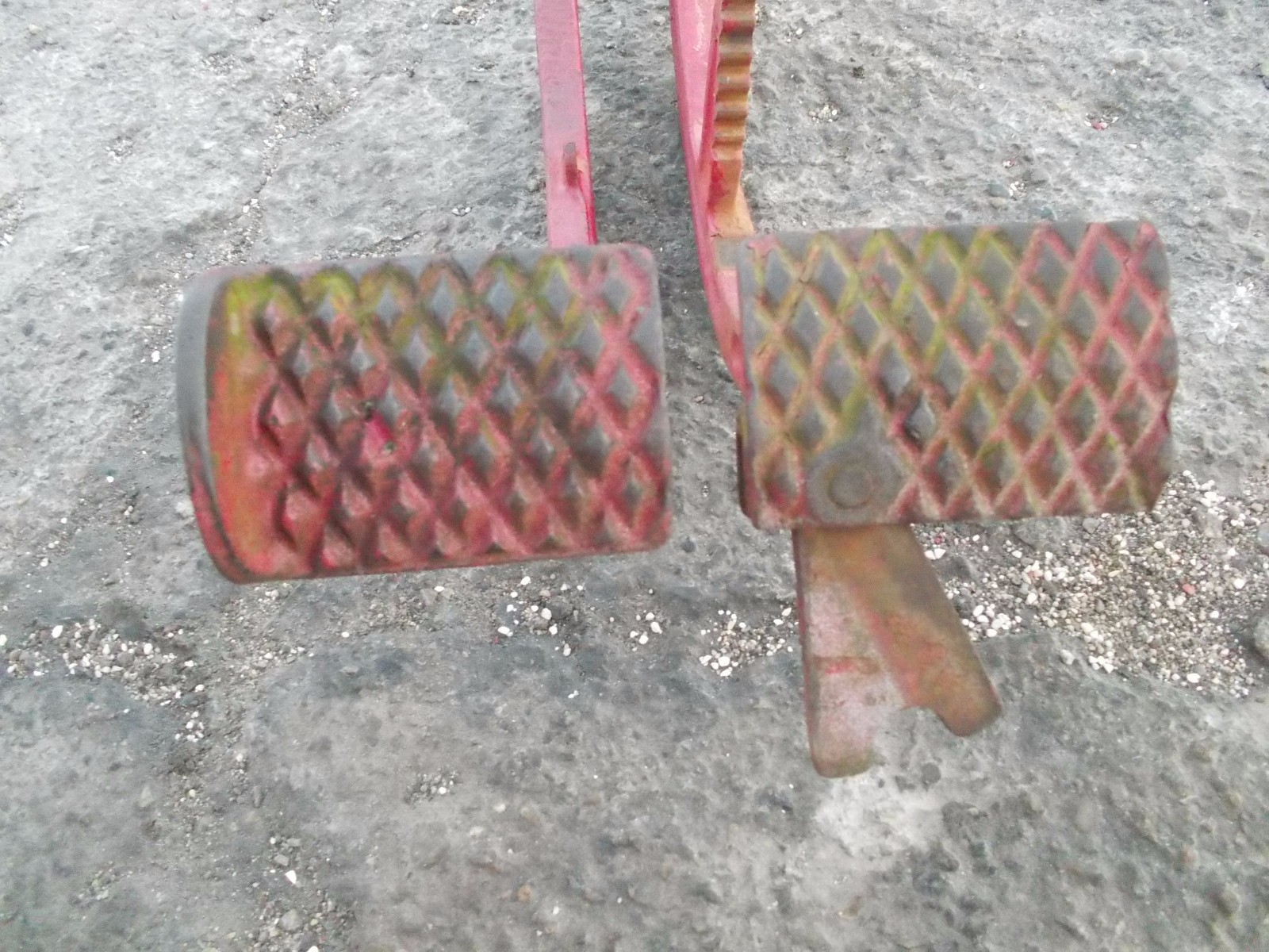 Farmall 560 RC Tractor IH Brake Pedal pedals with lock bar & shaft all ...