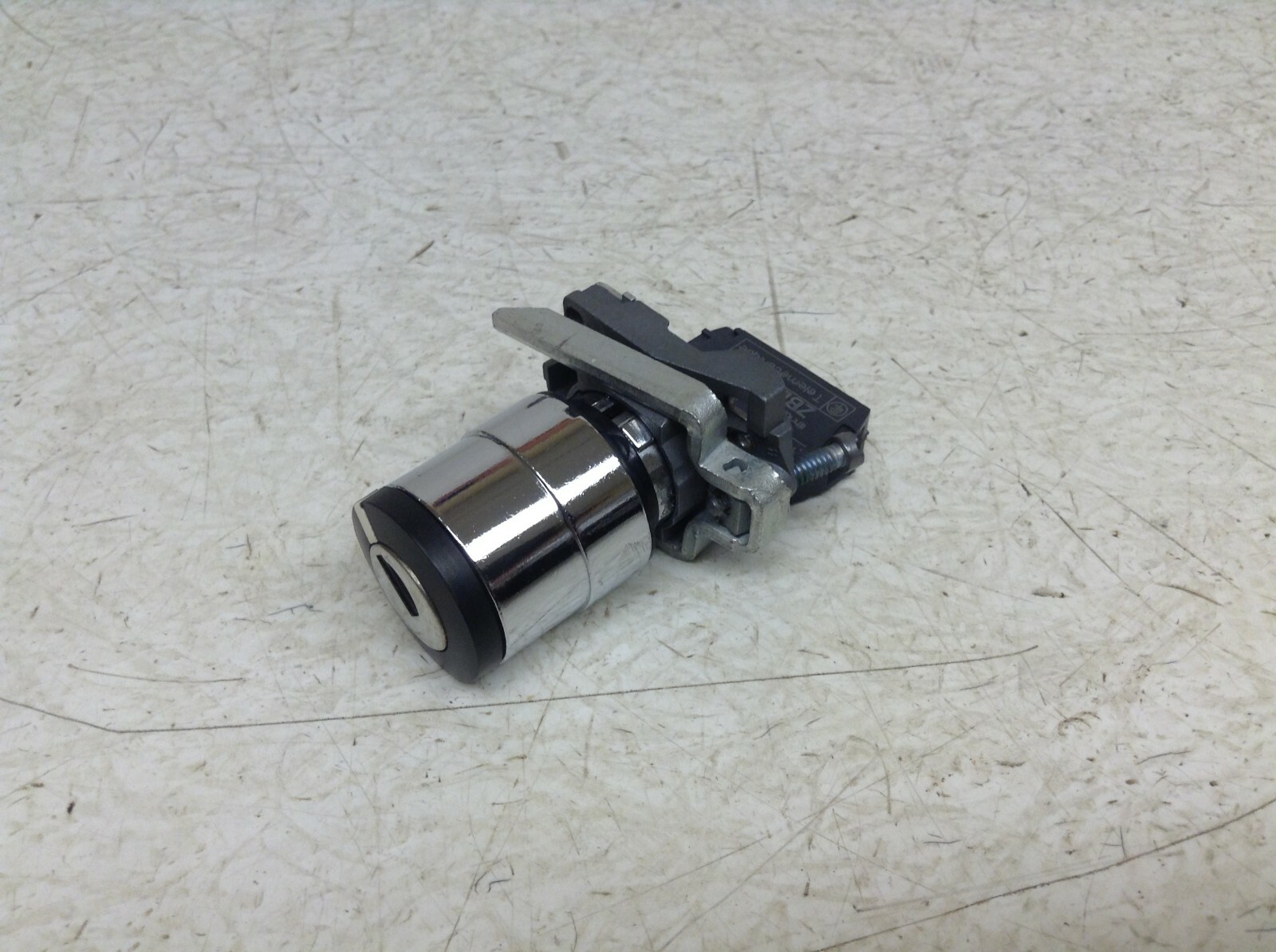 Telemecanique Schneider ZBE-102 Key Selector Switch ZBE102 (TSC) | eBay