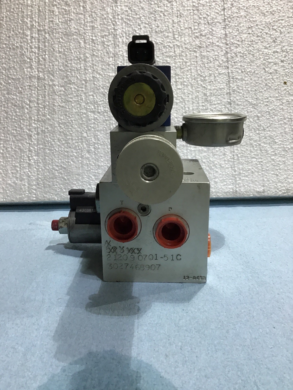 Hydraulic solenoid Semi Truck Tag Axle valve Block, Pressure Gauge 12 ...