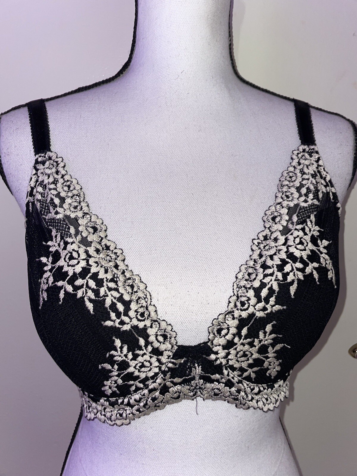 Women’s Wacoal Black Lace 32DDD Plung Bra - Gem