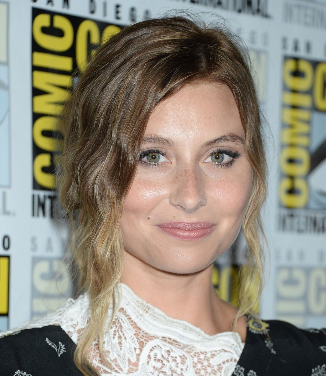 Alyson Michalka Facil