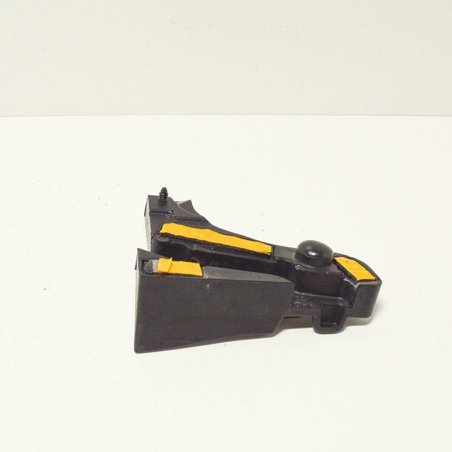 LR Range Rover Sport L494 Right Upper Fender Insulation LR084528 ...