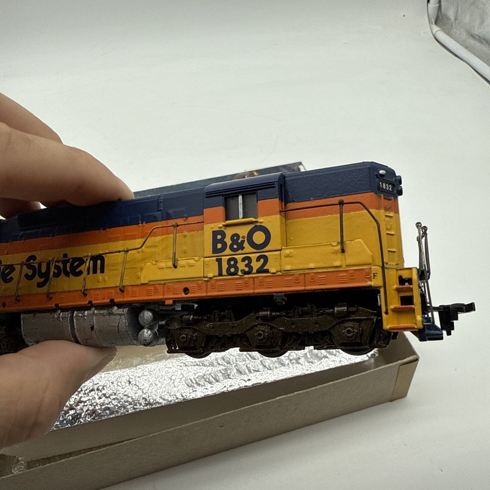 Athearn HO GP9 Diesel Locomotive Chessie System Powered Custom #1832 | eBay