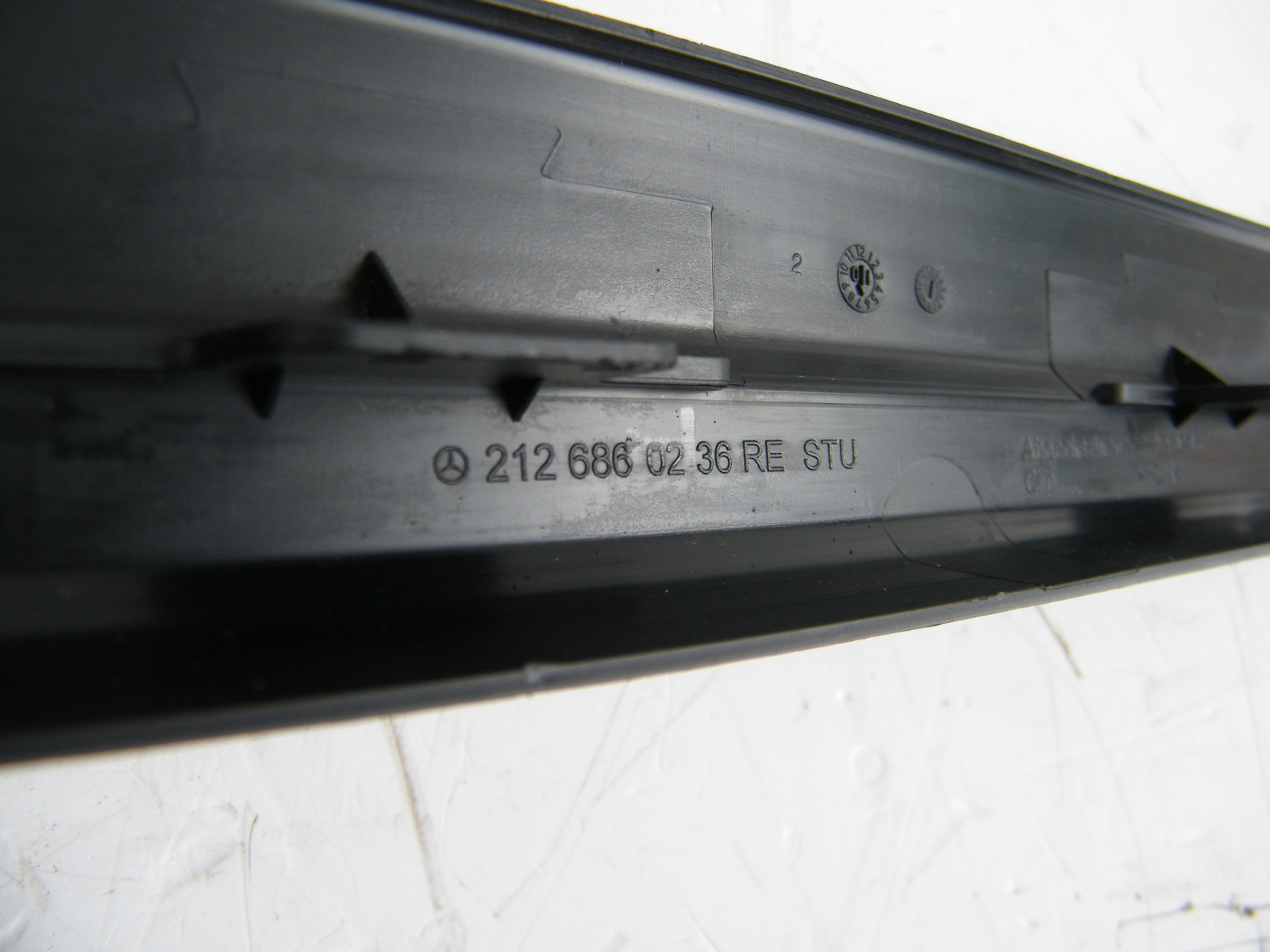 MERCEDES W212 E 2010-15 FRONT RAIL PAVEMEN RIGHT SIDE TRIM PANEL O/S ...