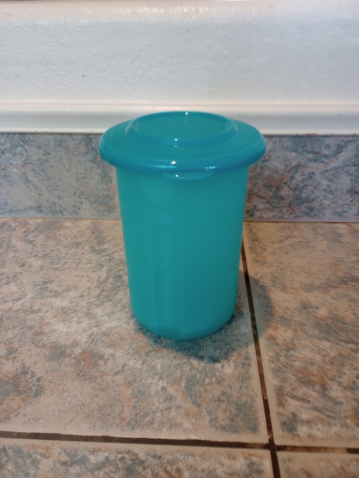 TUPPERWARE Small Round Grn Pick A Deli Pickle Keeper Container Seal ...